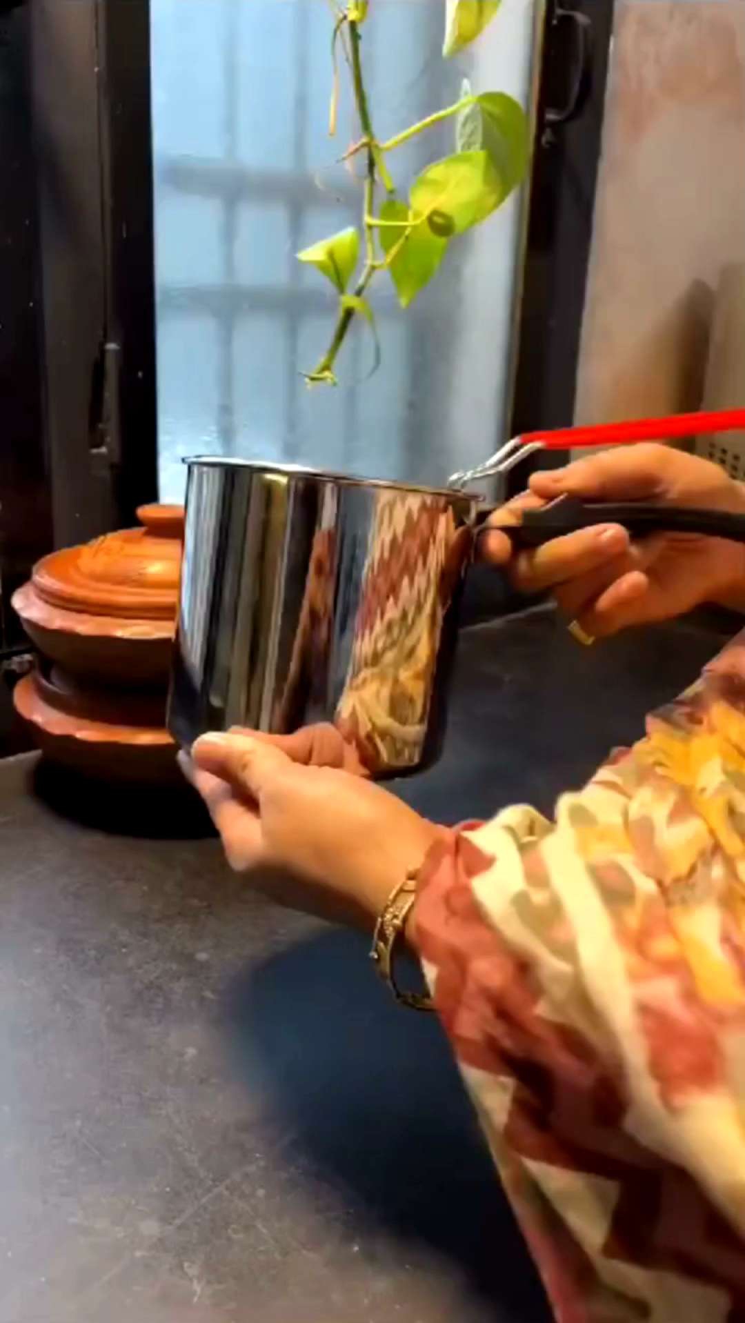 Shree Hari Small Deep Frying Pot with Strainer Basket | 1200ml ...