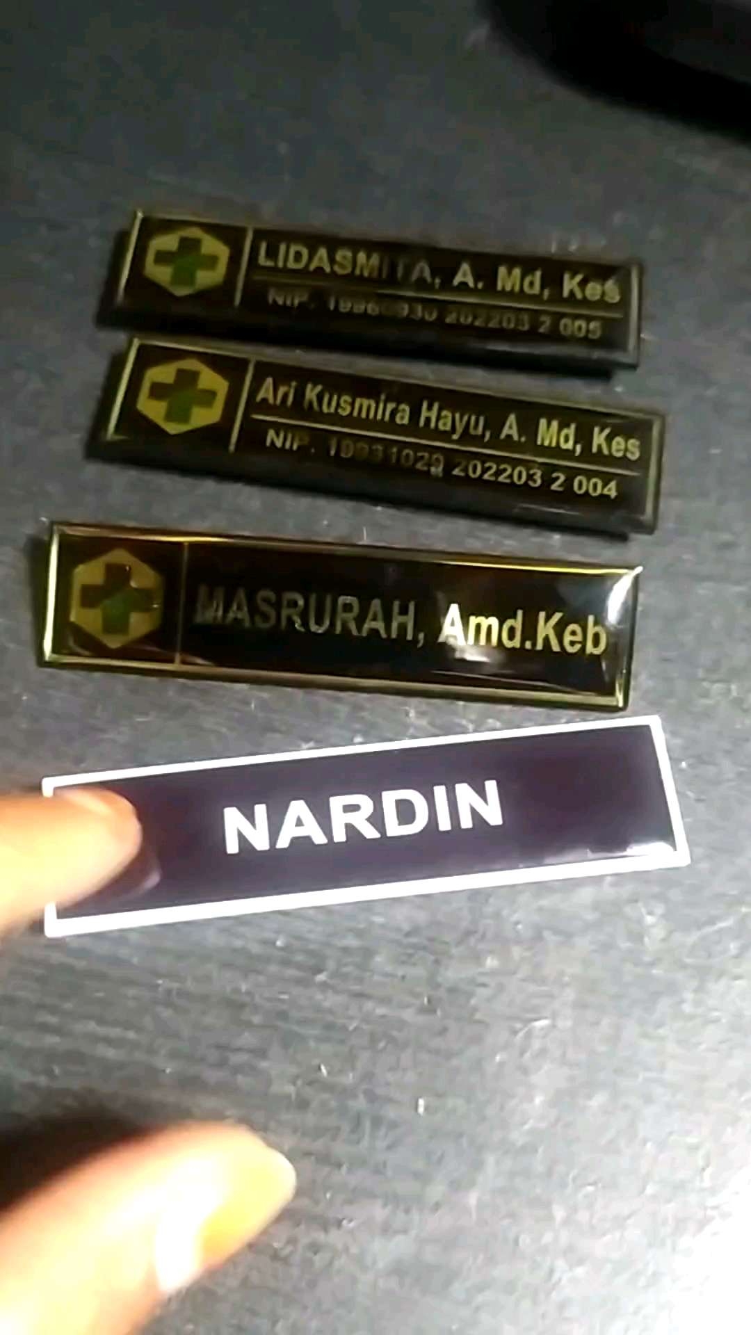 Name Tag Custom Akrilik Hitam Gold Desain Nama dan Logo / Name Tag ASN ...
